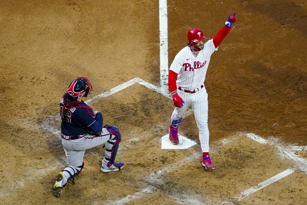 Filis truenan a Bravos con seis cuadrangulares - Beisbol Mundial